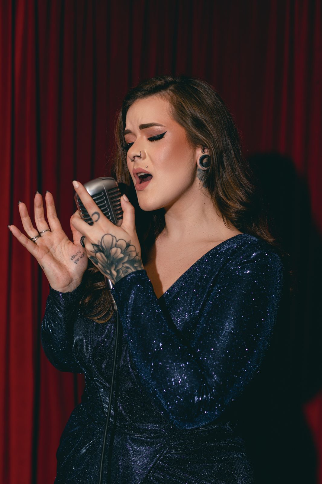 Interprete das maiores ícones da música internacional, Jessica Rose ...